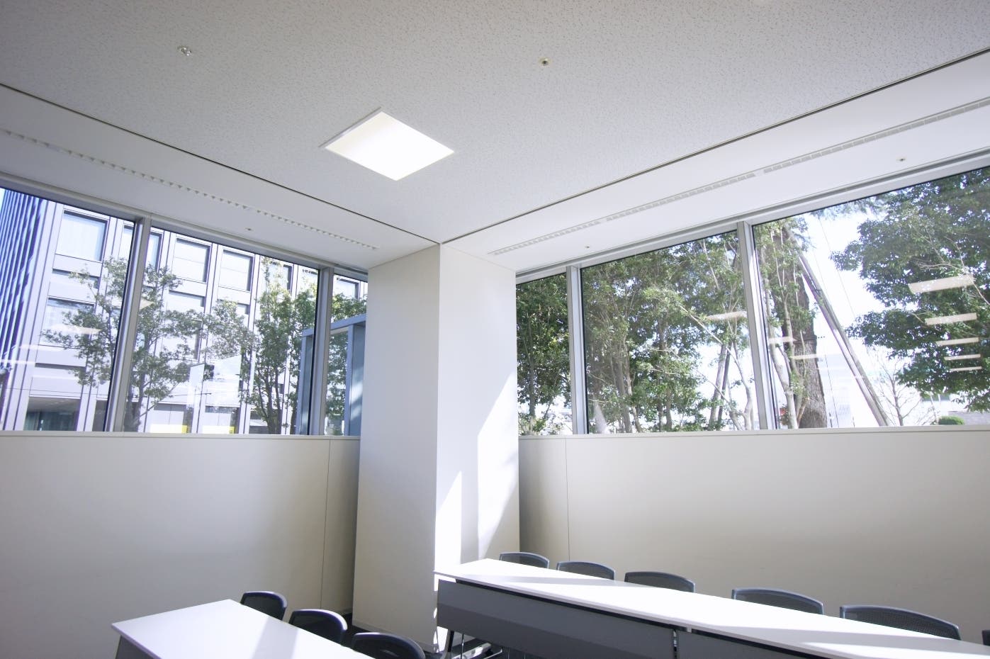 《東京会議室　中野セントラルパークカンファレンス　ルーム1》室内からは外に植栽された木々がみえる人気会場の写真8