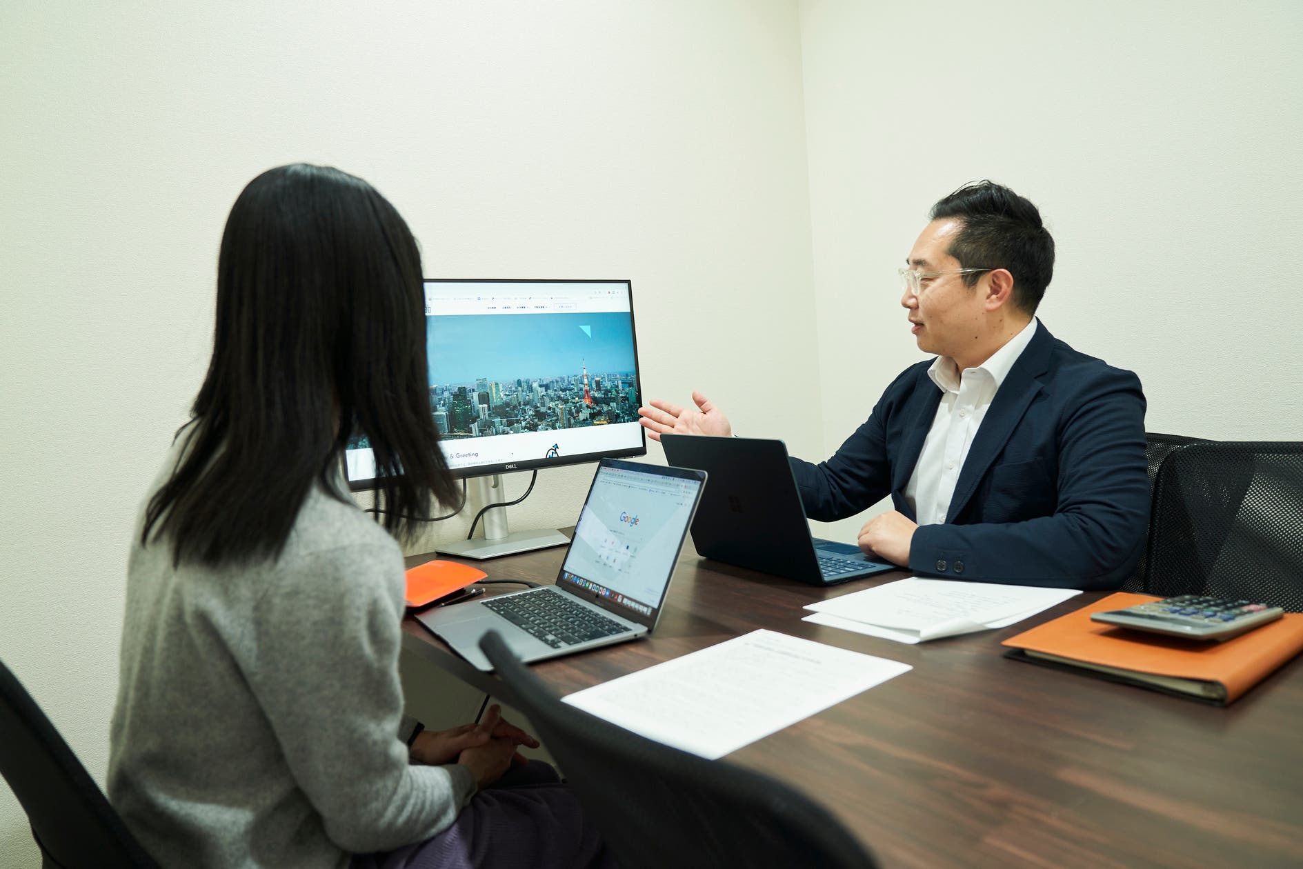 4名会議室　ワリカンでお得　一日利用は3,980円！　窓付きの完全個室　複数人でのリモート　ミーティングの写真1