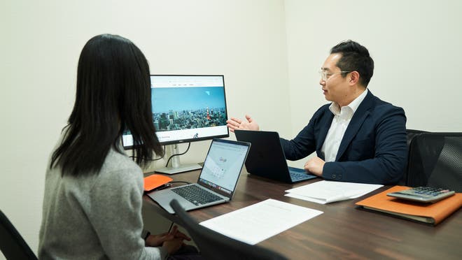 4名会議室 ワリカンでお得 一日利用は3,980円! 窓付きの完全個室 複数人でのリモート ミーティングの写真1