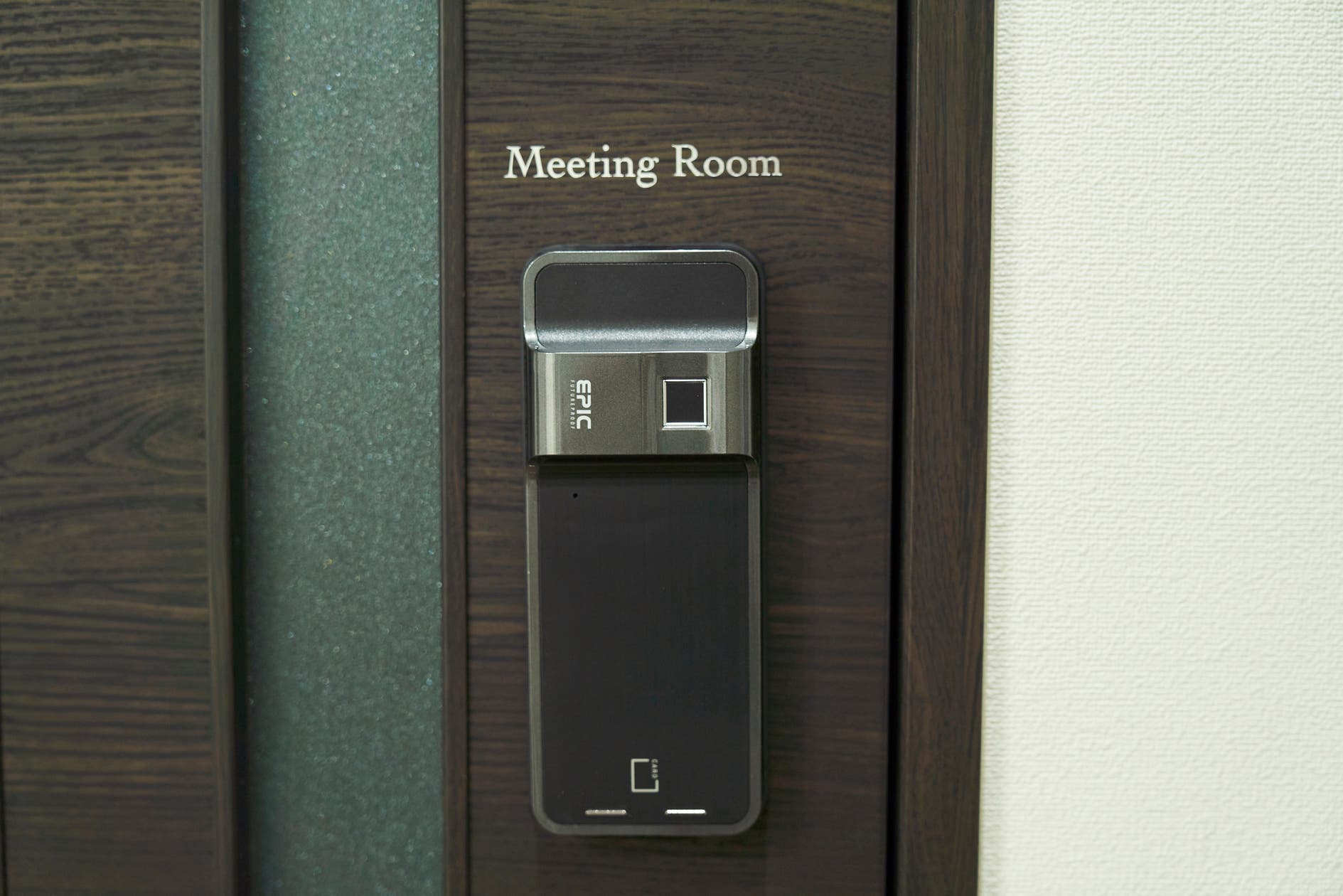 4名会議室　ワリカンでお得　一日利用は3,980円！　窓付きの完全個室　複数人でのリモート　ミーティングの写真6