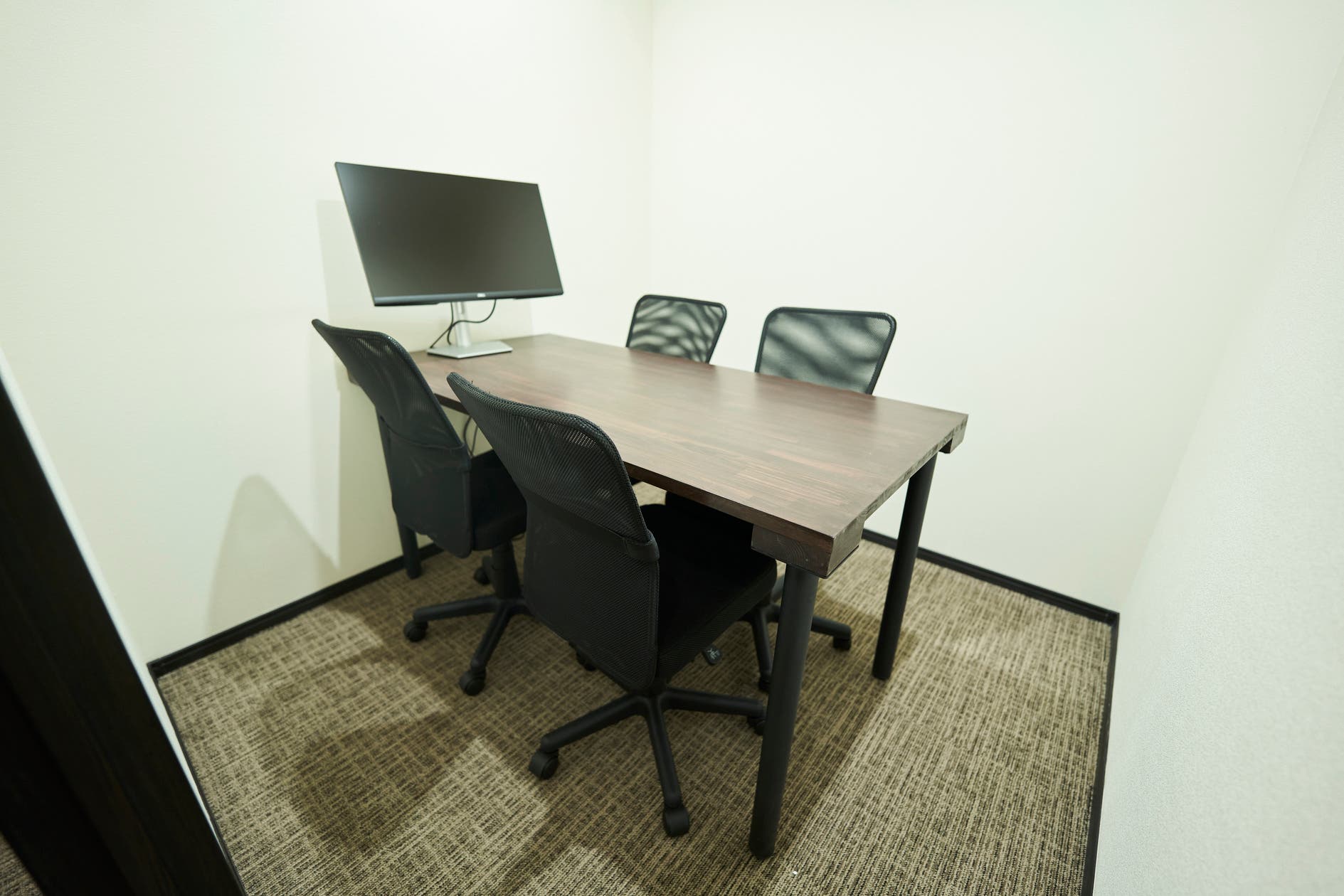 4名会議室　ワリカンでお得　一日利用は3,980円！　窓付きの完全個室　複数人でのリモート　ミーティングの写真3