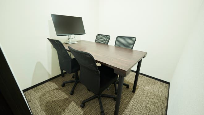 4名会議室 ワリカンでお得 一日利用は3,980円! 窓付きの完全個室 複数人でのリモート ミーティングの写真3