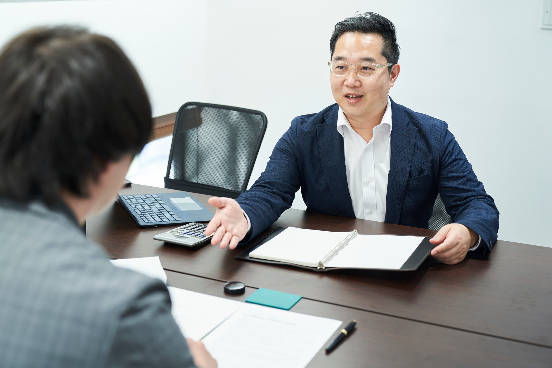 4名会議室　ワリカンでお得　一日利用は3,980円！　窓付きの完全個室　複数人でのリモート　ミーティングの写真2