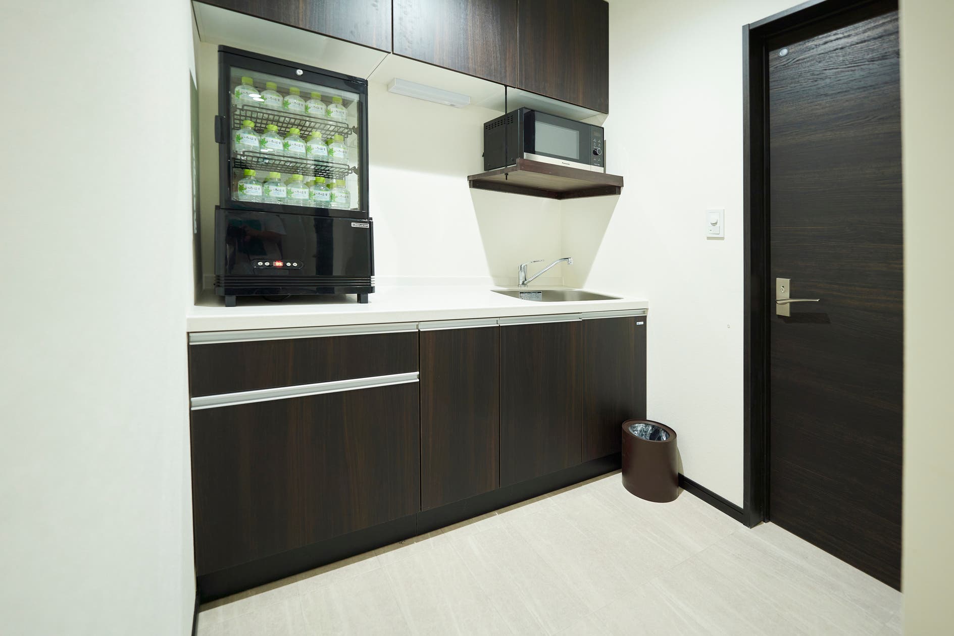 4名会議室　ワリカンでお得　一日利用は3,980円！　窓付きの完全個室　複数人でのリモート　ミーティングの写真8