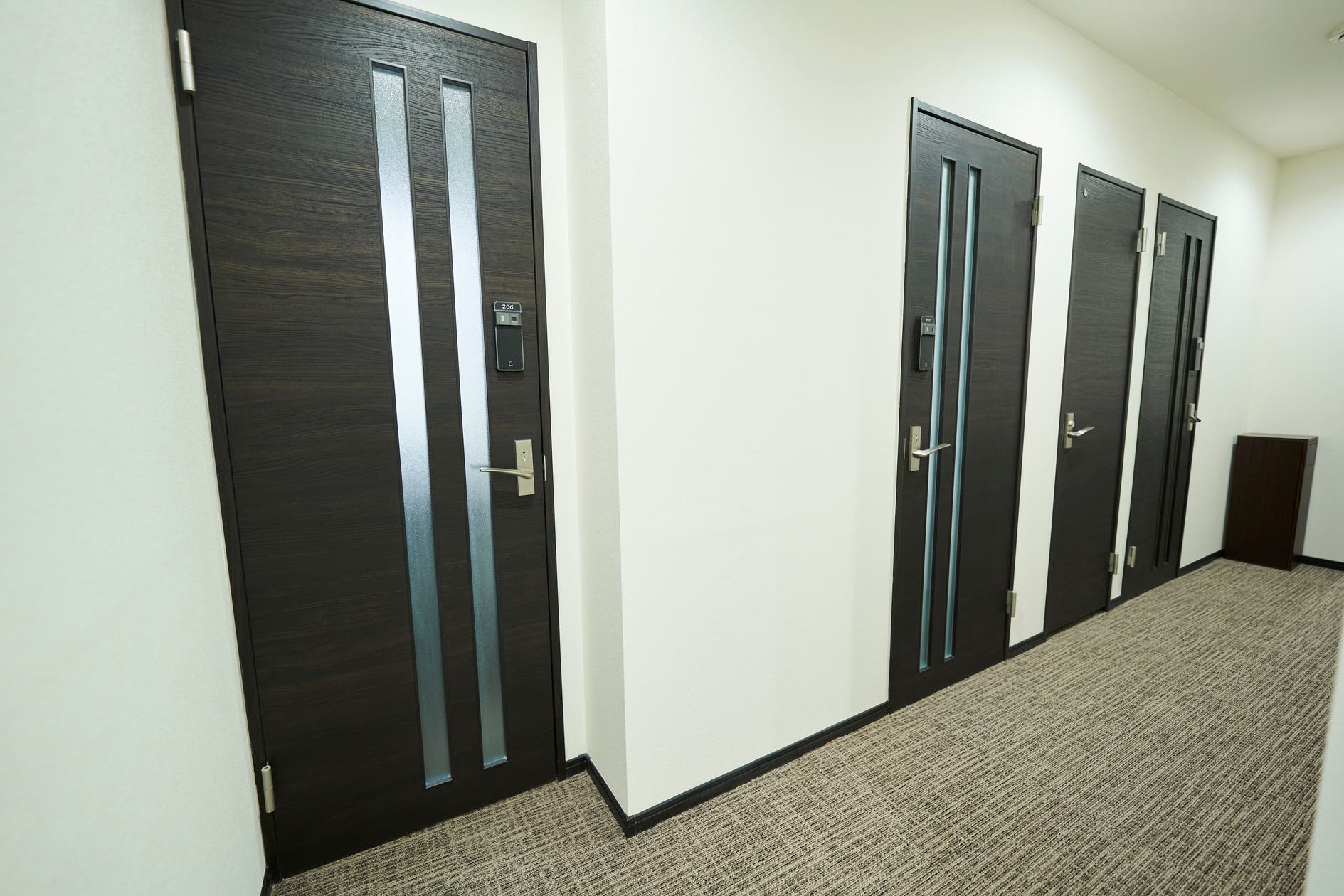 4名会議室　ワリカンでお得　一日利用は3,980円！　窓付きの完全個室　複数人でのリモート　ミーティングの写真5