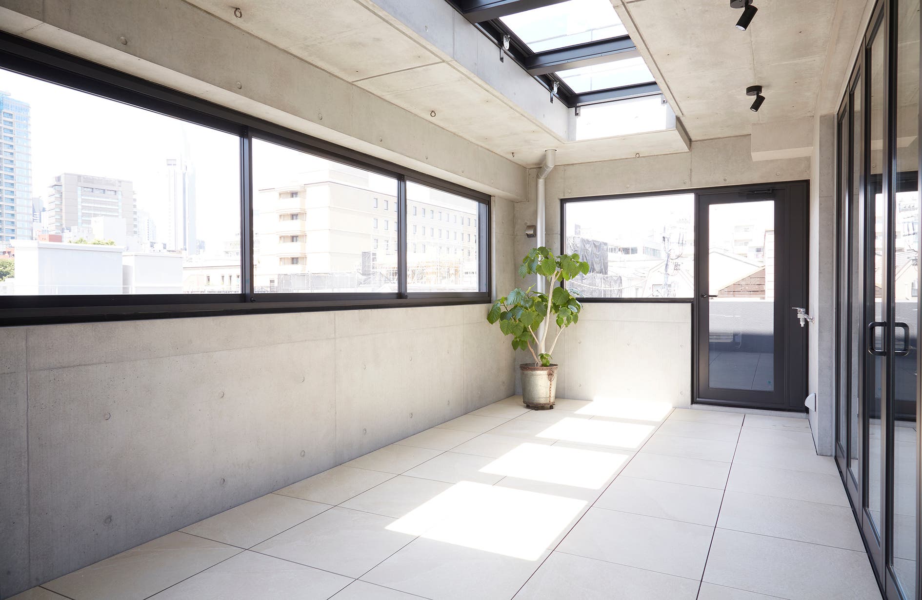 ☆キャンペーン中！！☆北参道徒歩3分。モダンなキッチンとテラス、抜け感ある屋上が魅力のハウススタジオの写真4