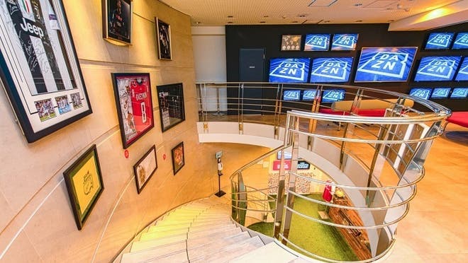 久屋大通駅徒歩1分!壁面にTVモニター15台を設置したプレミアムモダンな空間!セミナー・イベント・二次会・撮影会などに!の写真3