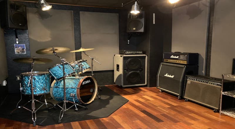 【駅近/無料駐車場有】🎸リーズナブルに利用できるDスタジオ🎶個人練習やバンドレッスンに最適な価格設定と大きさ🎵
