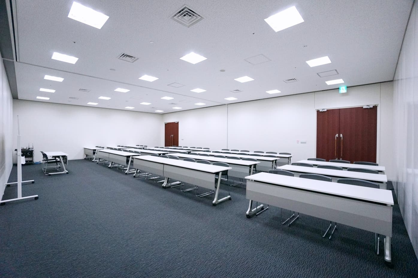 《東京会議室　中野セントラルパークカンファレンス　ルーム3 A+B》企業説明会におすすめ！　講師席から全体を見回せる会場ですの写真4