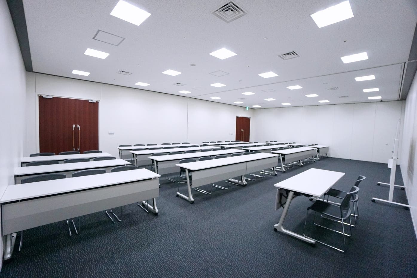 《東京会議室　中野セントラルパークカンファレンス　ルーム3 A+B》企業説明会におすすめ！　講師席から全体を見回せる会場ですの写真5