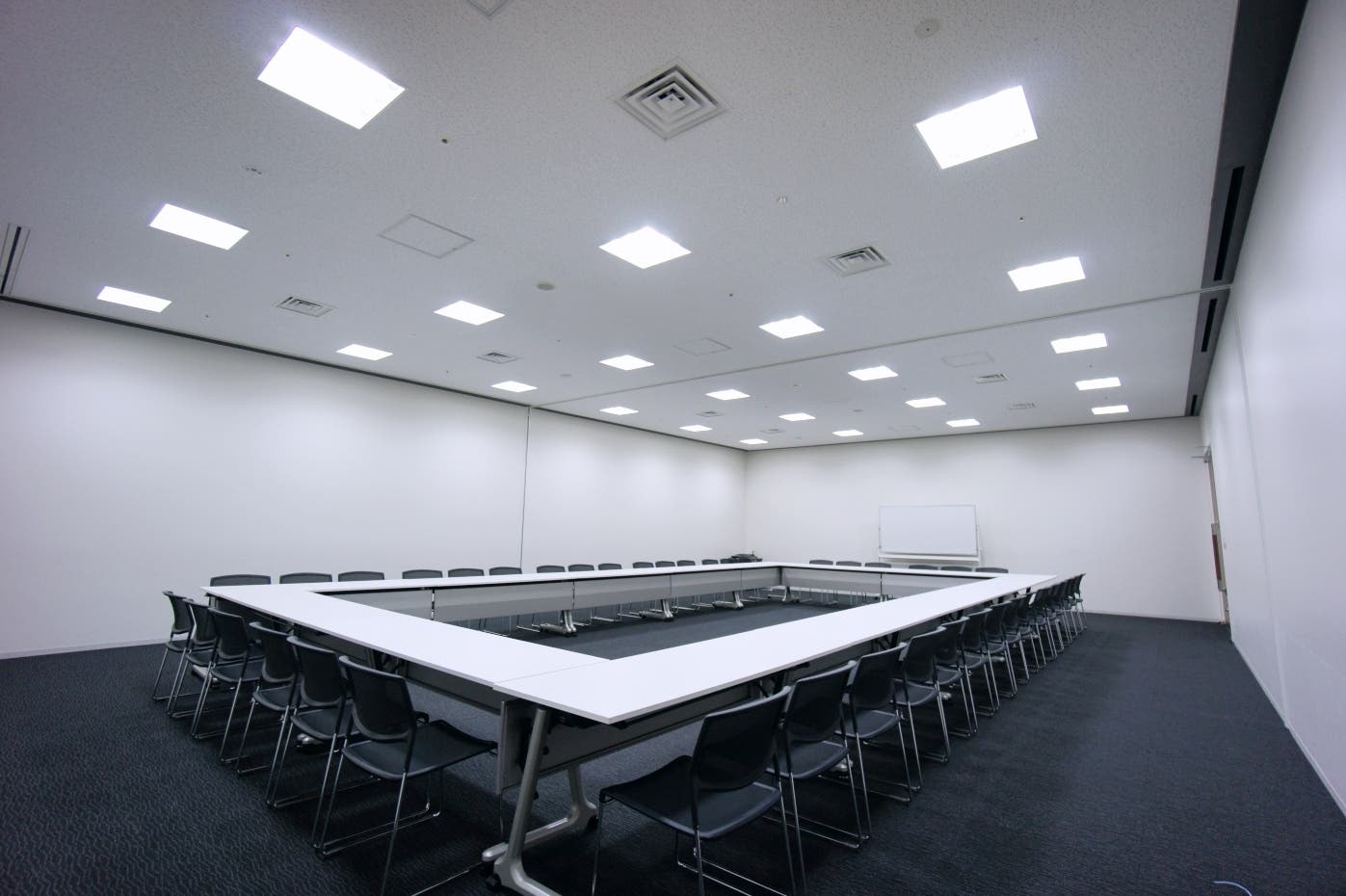 《東京会議室　中野セントラルパークカンファレンス　ルーム3 A+B》企業説明会におすすめ！　講師席から全体を見回せる会場ですの写真7