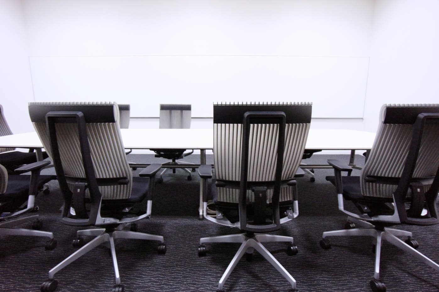 《東京会議室　中野セントラルパークカンファレンス　ルーム4》壁面の大型ホワイトボードで勉強会にも最適の写真4