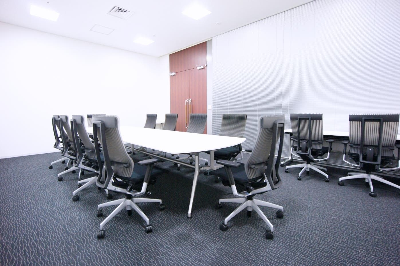 《東京会議室　中野セントラルパークカンファレンス　ルーム4》壁面の大型ホワイトボードで勉強会にも最適の写真5