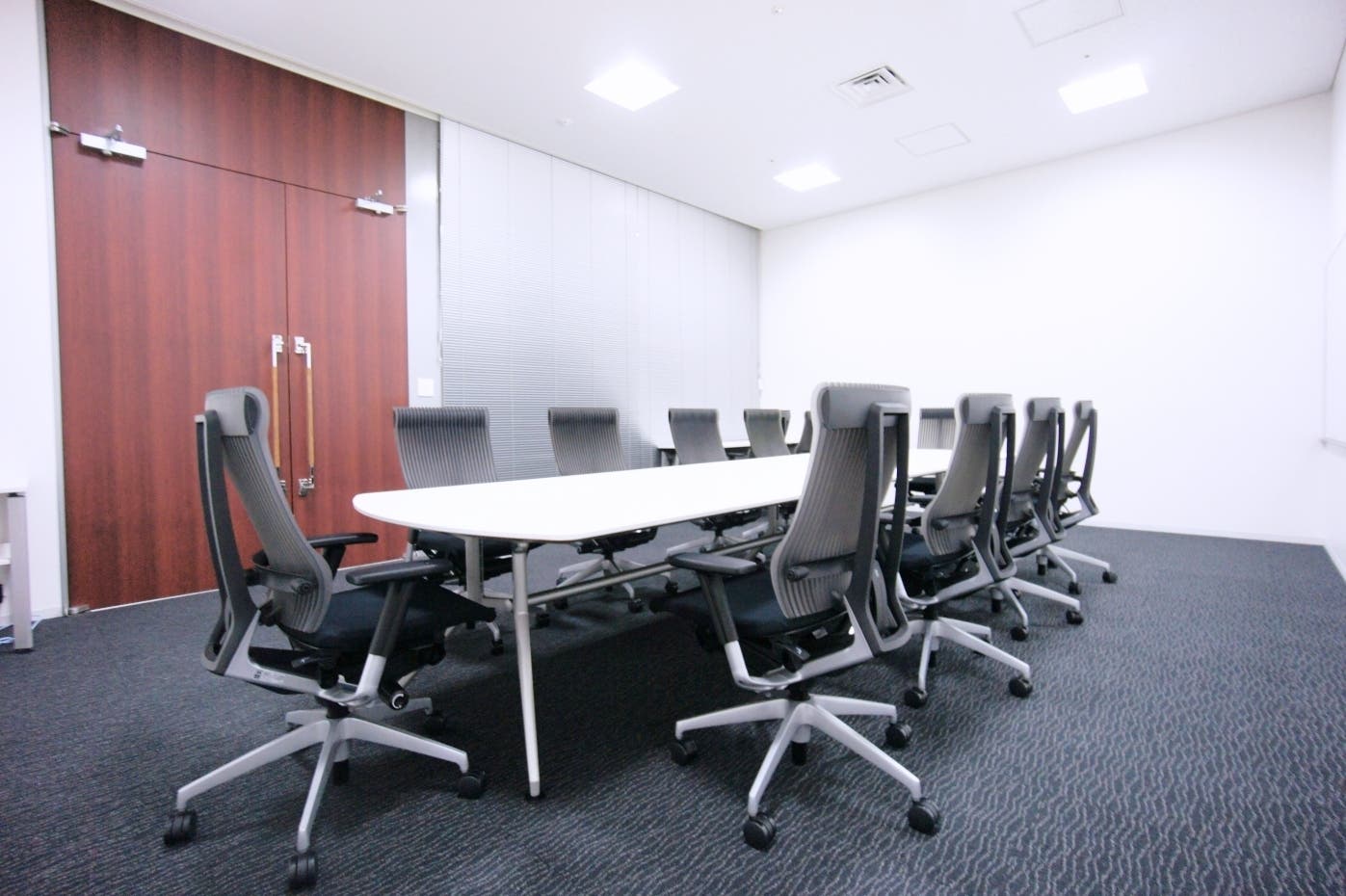 《東京会議室　中野セントラルパークカンファレンス　ルーム4》壁面の大型ホワイトボードで勉強会にも最適の写真6