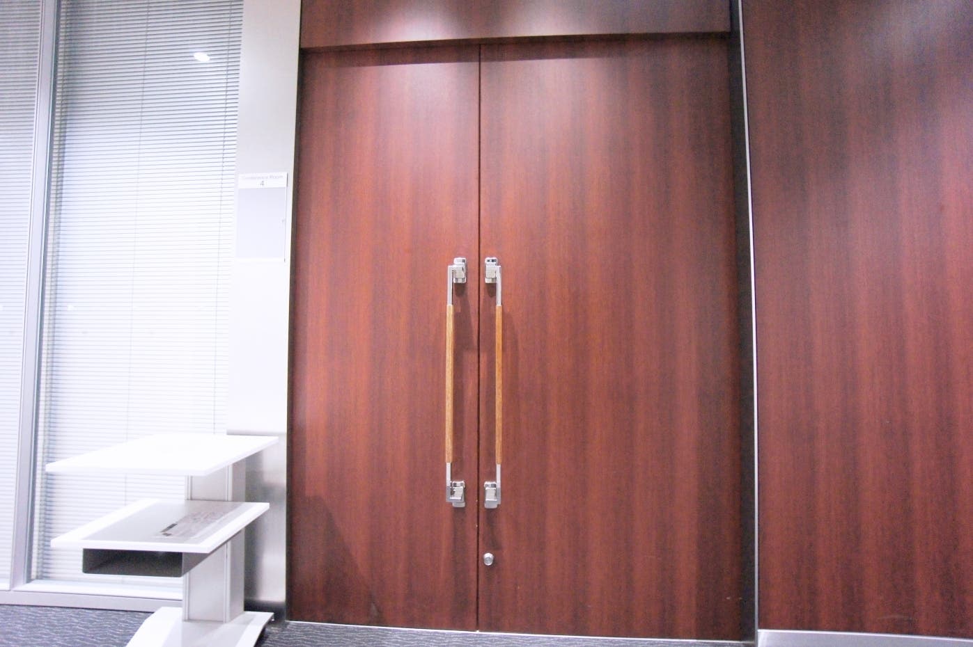 《東京会議室　中野セントラルパークカンファレンス　ルーム4》壁面の大型ホワイトボードで勉強会にも最適の写真8