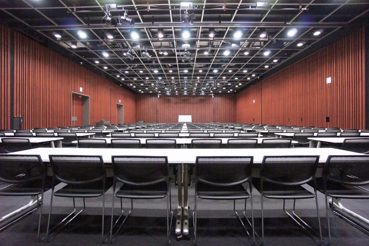 《東京会議室　中野セントラルパークカンファレンス　ホールA+B+C 》天井高5m/音響機器も最新設備で高品質な空間の写真1