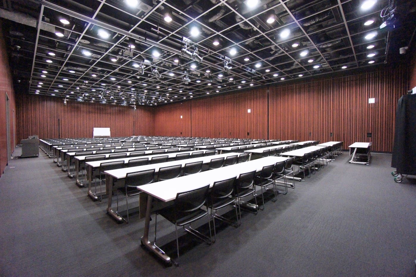 《東京会議室　中野セントラルパークカンファレンス　ホールA+B+C 》天井高5m/音響機器も最新設備で高品質な空間の写真2