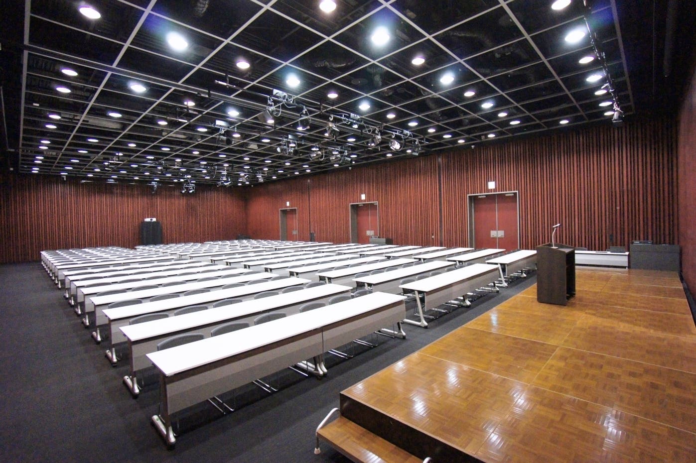 《東京会議室　中野セントラルパークカンファレンス　ホールA+B+C 》天井高5m/音響機器も最新設備で高品質な空間の写真5