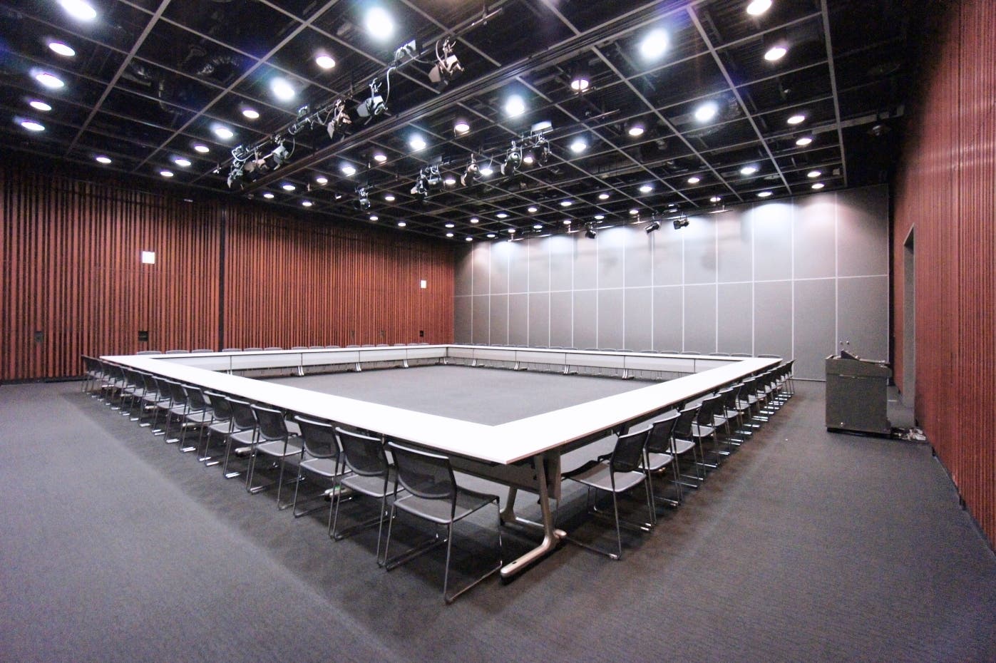 《東京会議室　中野セントラルパークカンファレンス　ホールA+B 》天井高5m/音響機器も最新設備で高品質な空間の写真3