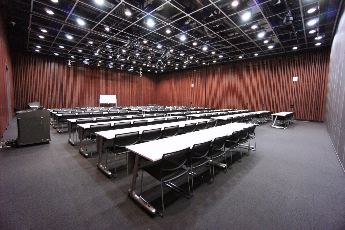 《東京会議室　中野セントラルパークカンファレンス　ホールA+B 》天井高5m/音響機器も最新設備で高品質な空間の写真4