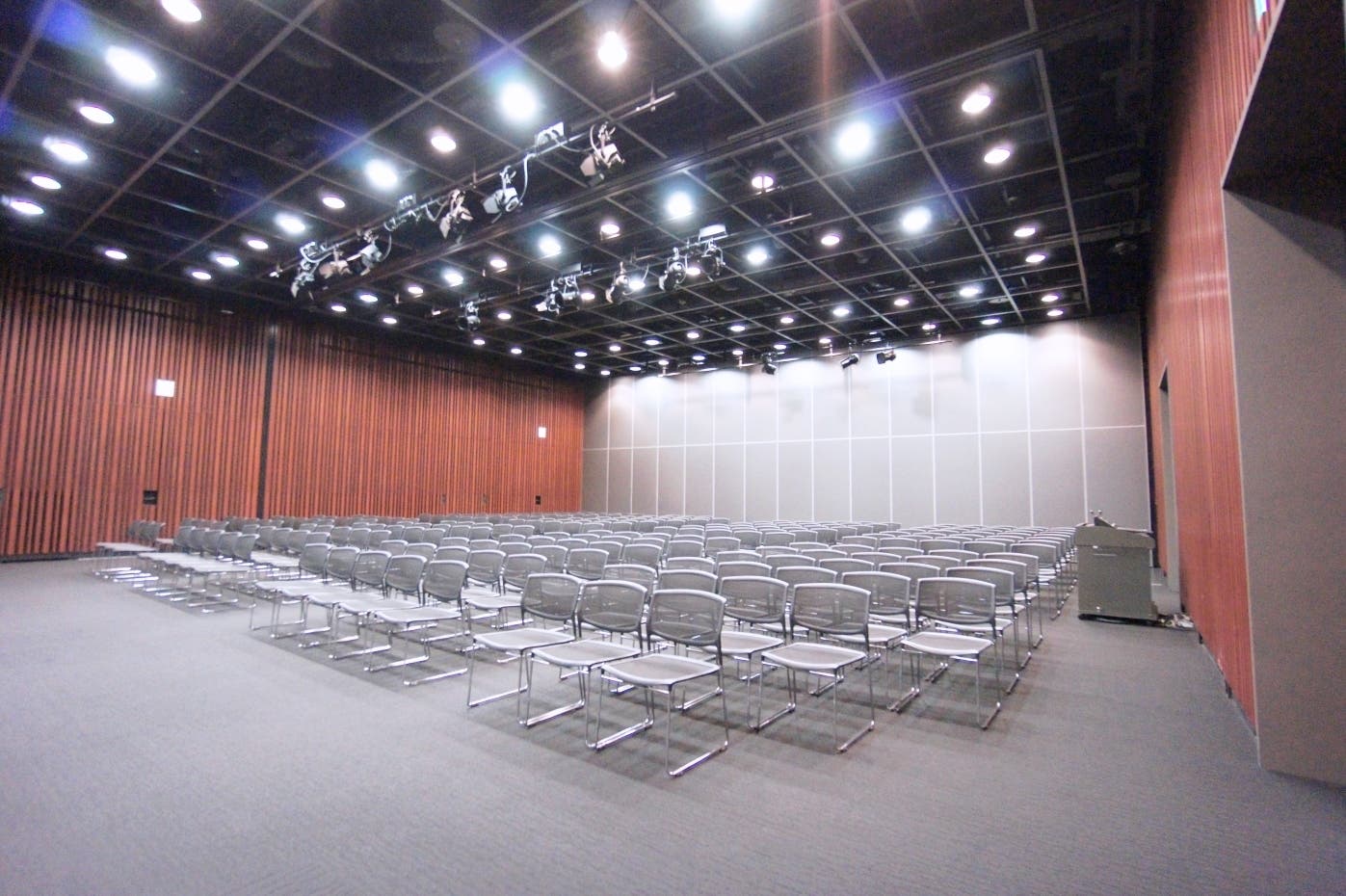 《東京会議室　中野セントラルパークカンファレンス　ホールA+B 》天井高5m/音響機器も最新設備で高品質な空間の写真6