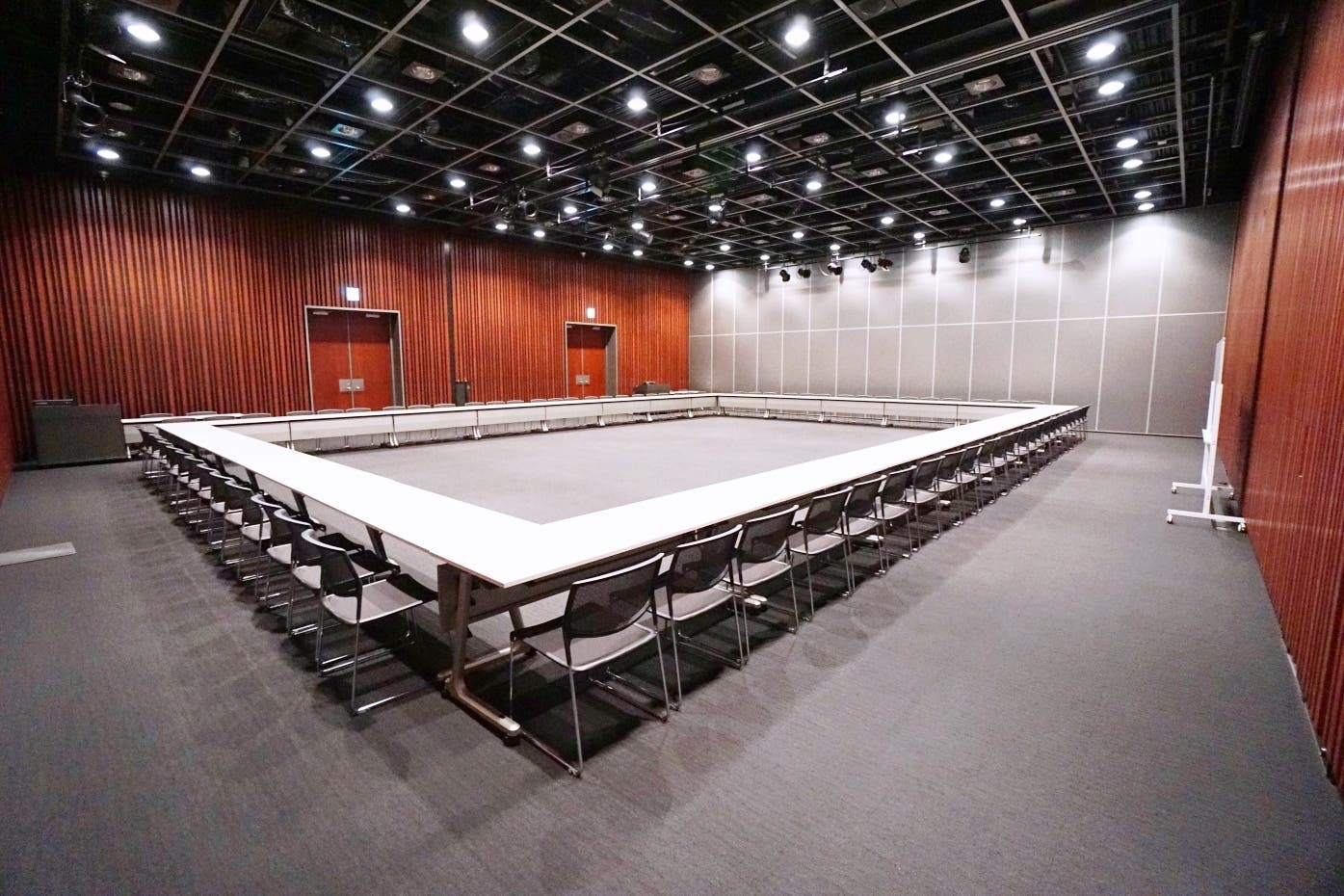 《東京会議室　中野セントラルパークカンファレンス　ホールB+C 》天井高5m/音響機器も最新設備で高品質な空間の写真7
