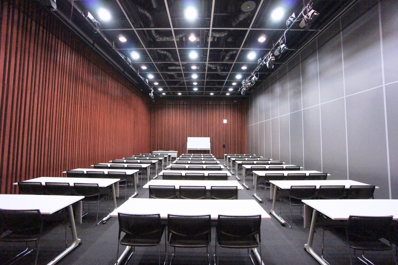 《東京会議室　中野セントラルパークカンファレンス　ホールA 》天井高5m/セミナーや説明会に最適の写真1