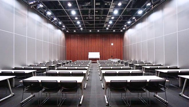 《東京会議室 中野セントラルパークカンファレンス ホールB 》天井高5m/店長会議等大人数の会議におすすめの写真1