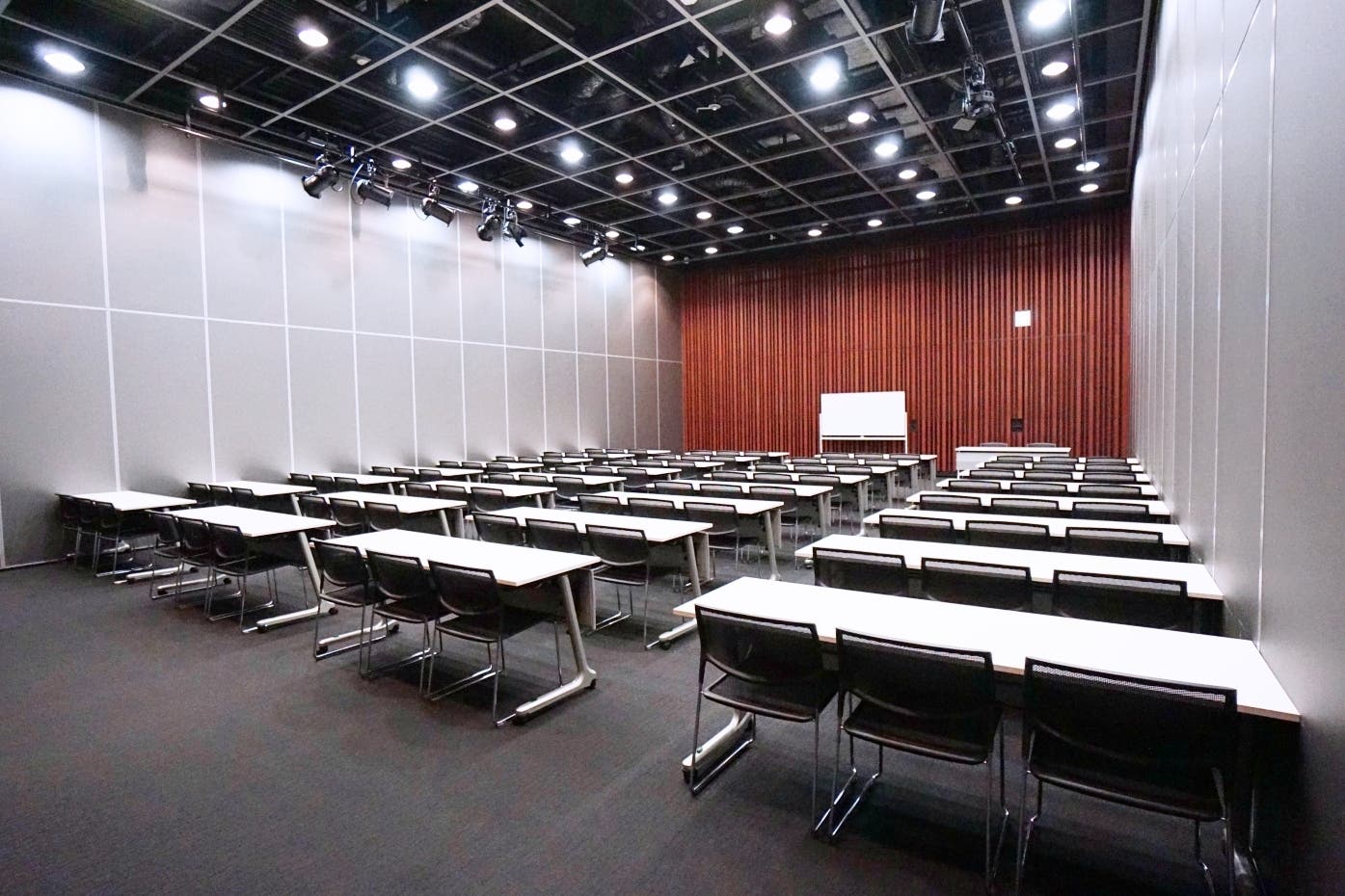 《東京会議室　中野セントラルパークカンファレンス　ホールB 》天井高5m/店長会議等大人数の会議におすすめの写真4