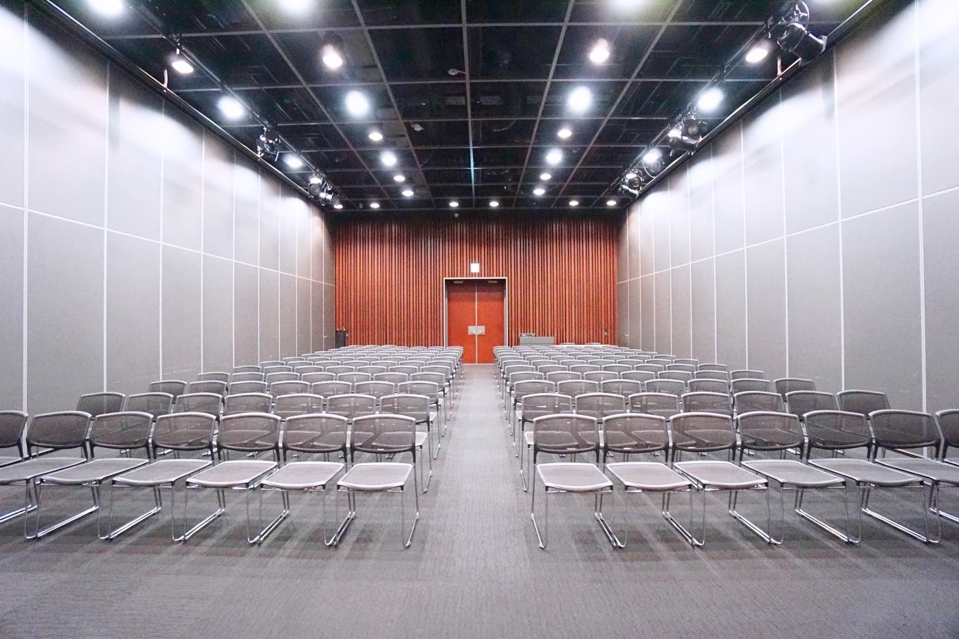 《東京会議室　中野セントラルパークカンファレンス　ホールB 》天井高5m/店長会議等大人数の会議におすすめの写真5