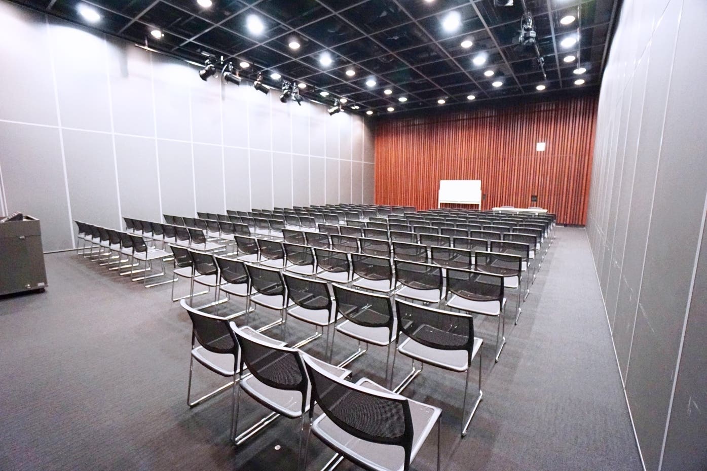 《東京会議室　中野セントラルパークカンファレンス　ホールB 》天井高5m/店長会議等大人数の会議におすすめの写真6