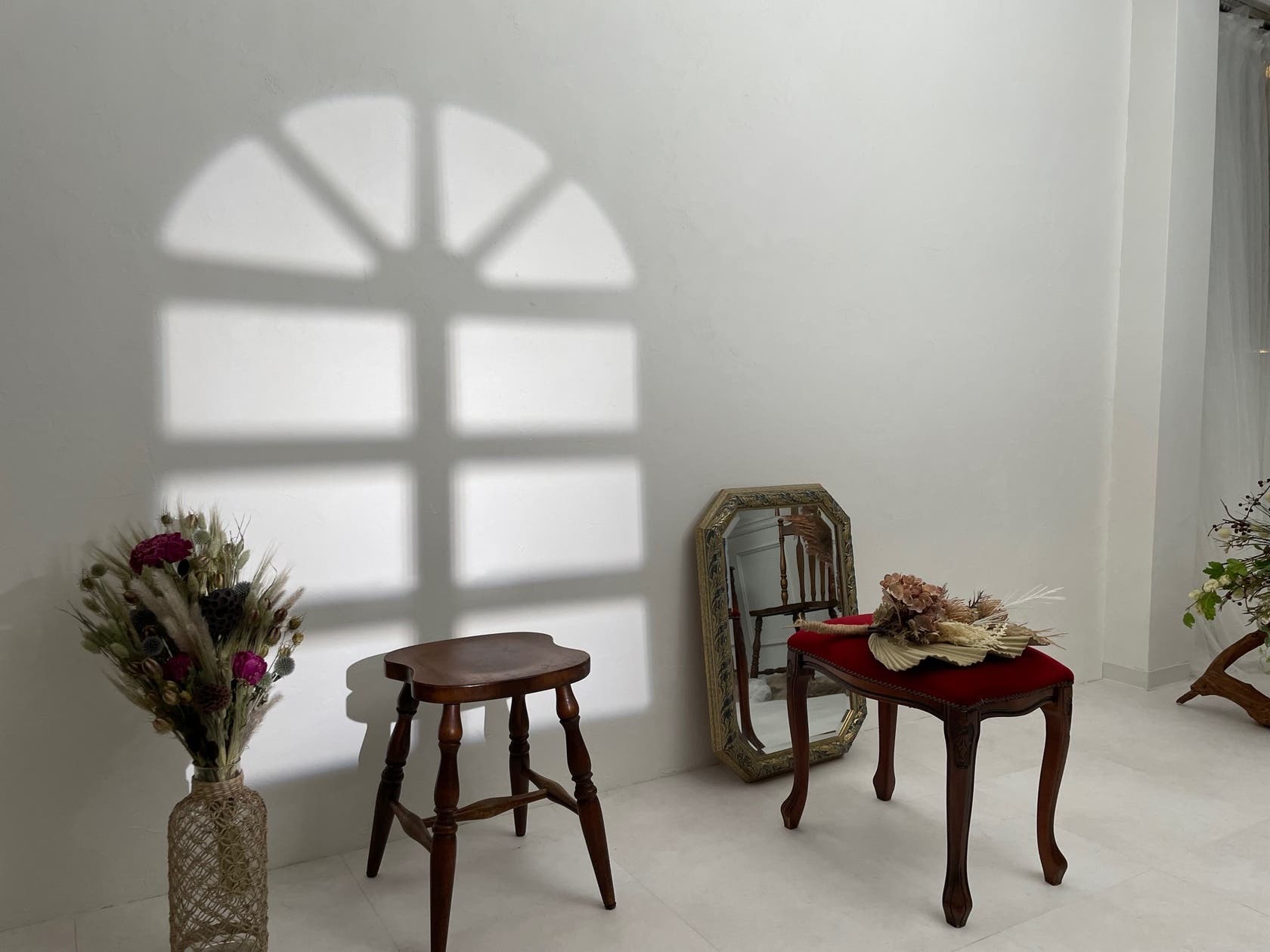 【中野新橋駅徒歩1分】HP完成記念！自然光、全10パターンの背景、アンティーク家具・アーティシャルフラワーの充実した撮影スタジオの写真11