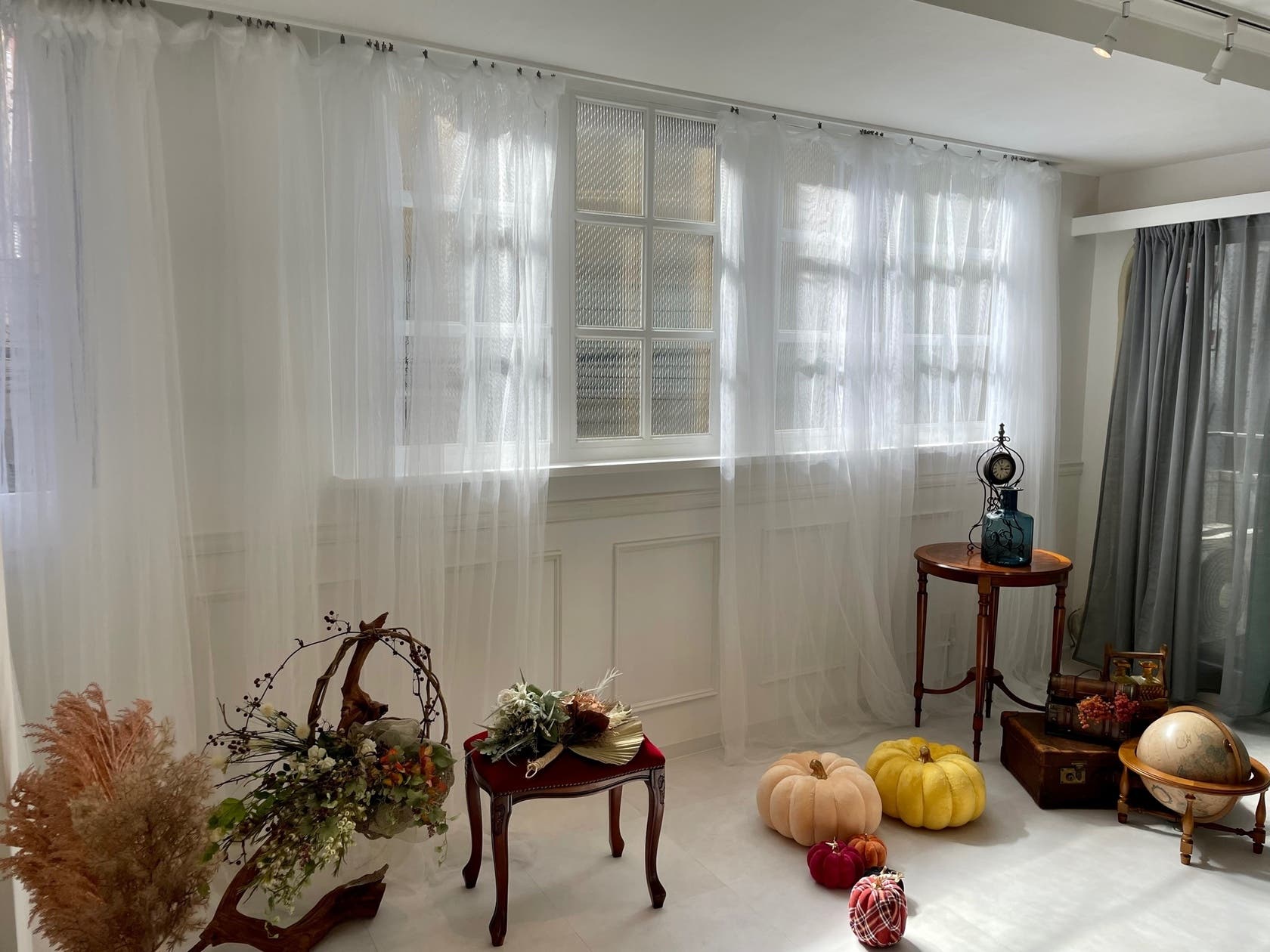 【中野新橋駅徒歩1分】HP完成記念！自然光、全10パターンの背景、アンティーク家具・アーティシャルフラワーの充実した撮影スタジオの写真12