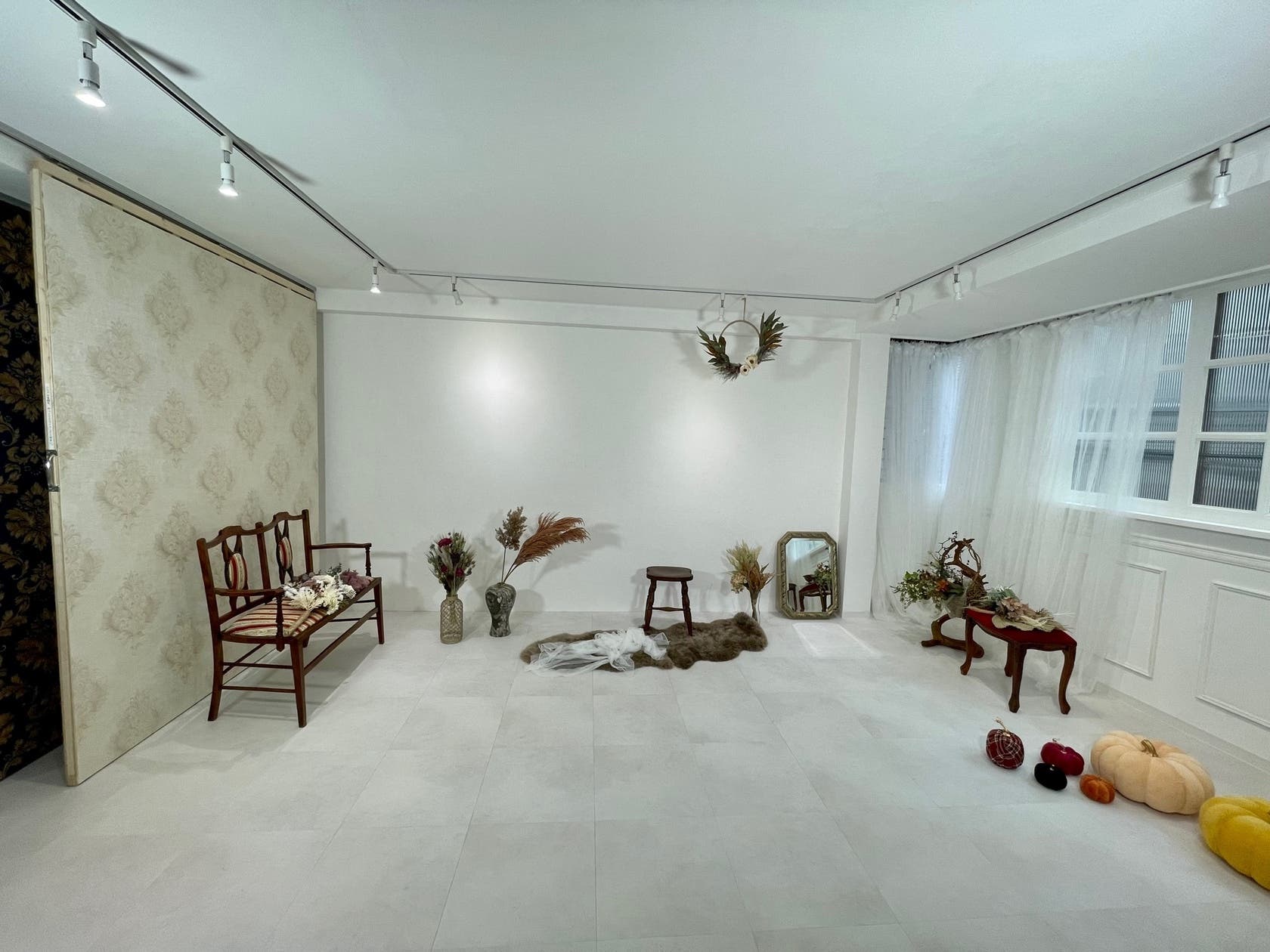 【中野新橋駅徒歩1分】HP完成記念！自然光、全10パターンの背景、アンティーク家具・アーティシャルフラワーの充実した撮影スタジオの写真16