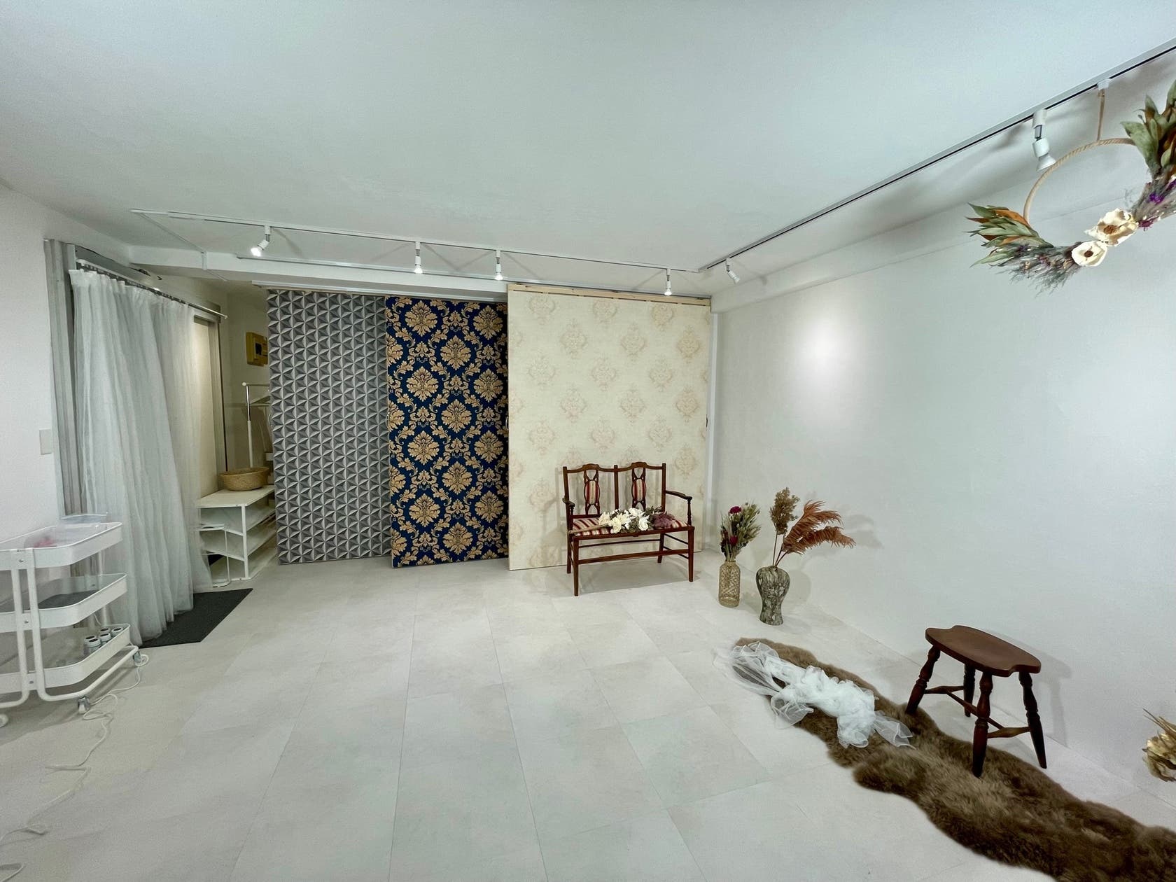 【中野新橋駅徒歩1分】HP完成記念！自然光、全10パターンの背景、アンティーク家具・アーティシャルフラワーの充実した撮影スタジオの写真17