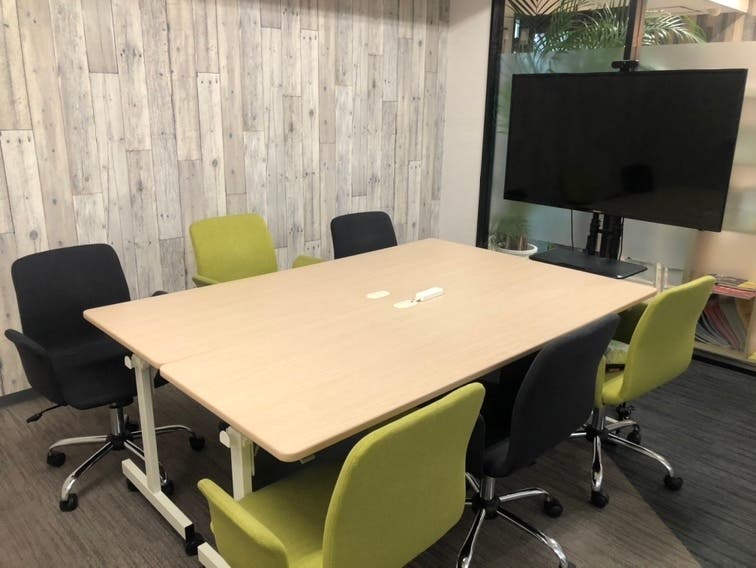 大阪梅田駅から徒歩9分、フリードリンク、Wi-Fi環境完備、備品貸出有。社内の会議はもちろん、お客様を招いての商談などに！の写真1