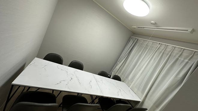 8名まで着席可能貸し会議室、都立大学駅徒歩3分、新築一軒家の一室、Wi-Fi無料の写真3