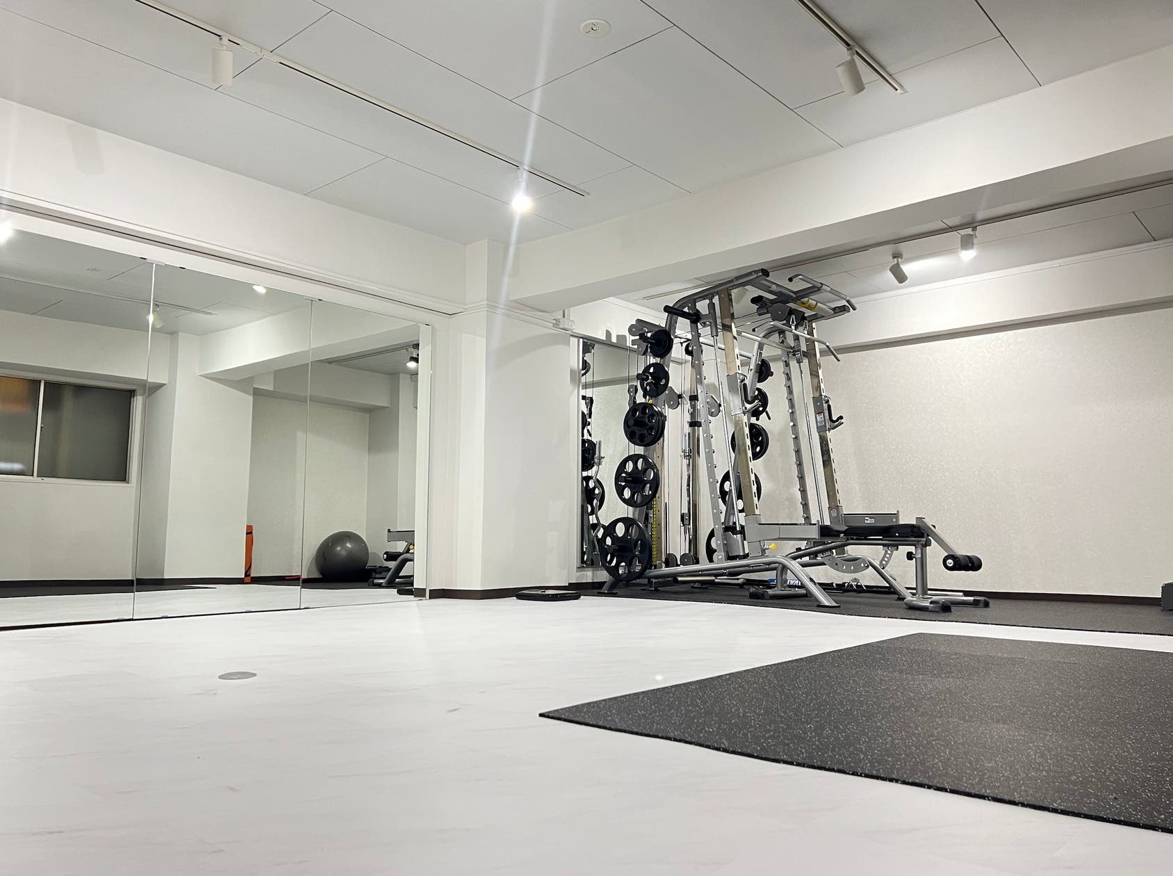 《桜木町駅 徒歩4分》の完全個室、貸切の広々レンタルジムの写真1