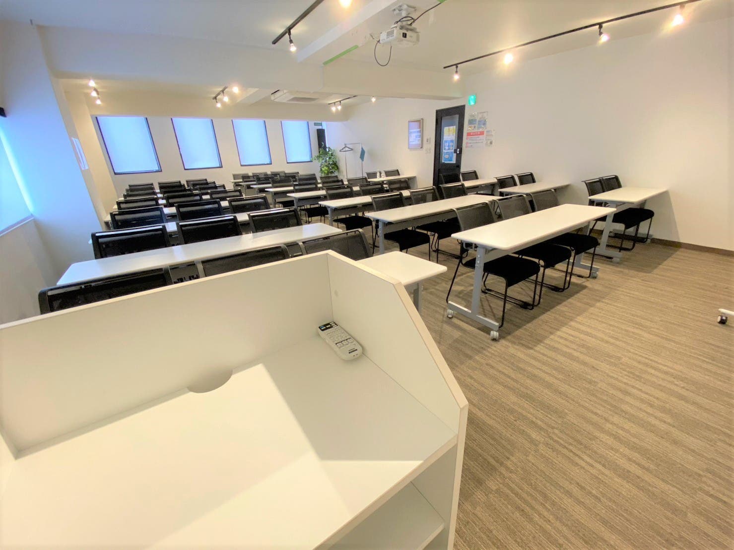 9A【 四谷三丁目駅 1分】室内設備・備品が充実♪WiFi無料！清掃・消毒で衛生面も安心♥便利な駅近会議室の写真4