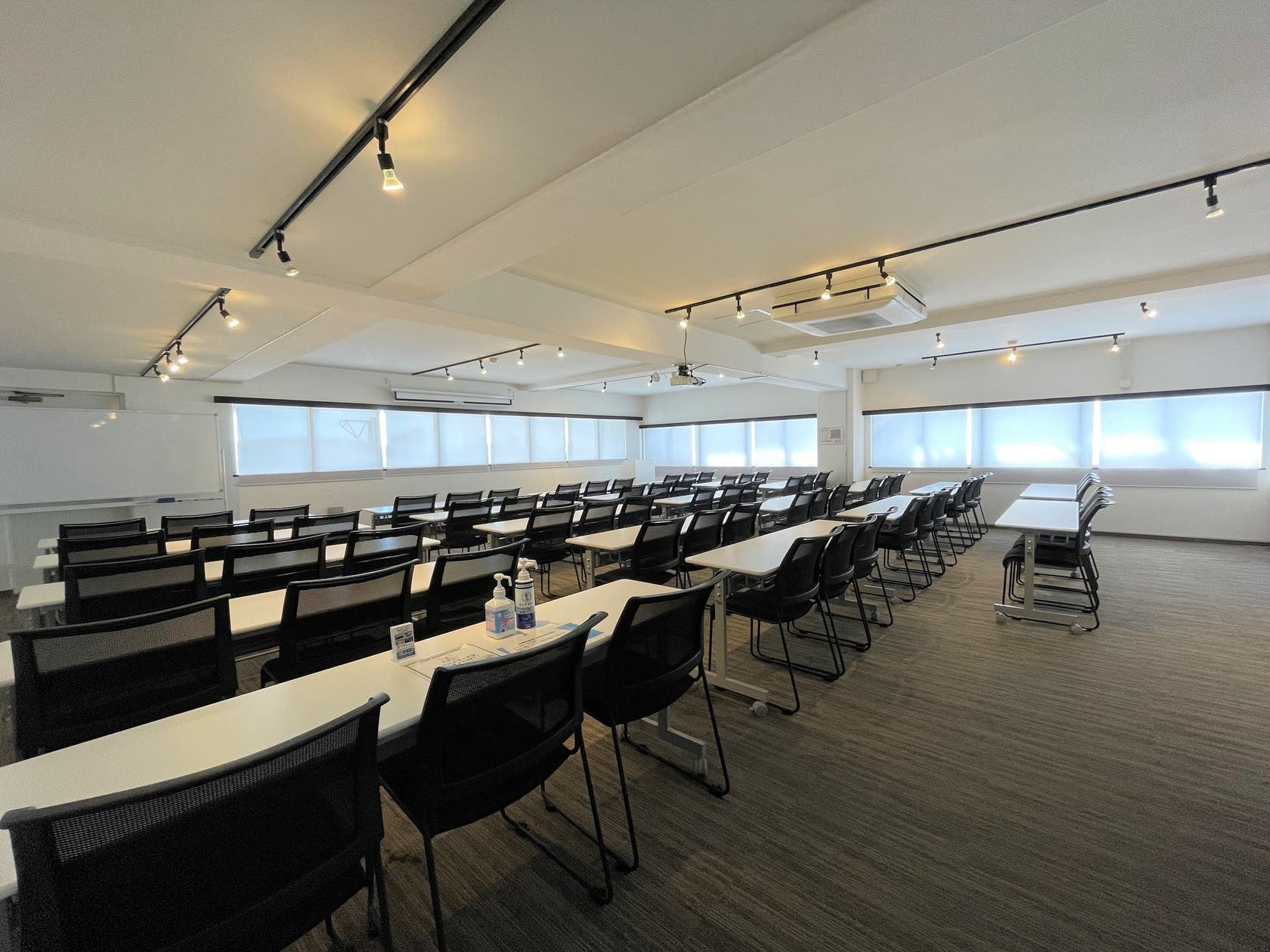 9B【 四谷三丁目駅 1分】室内設備・備品が充実♪WiFi無料！清掃・消毒で衛生面も安心♥便利な駅近会議室の写真3