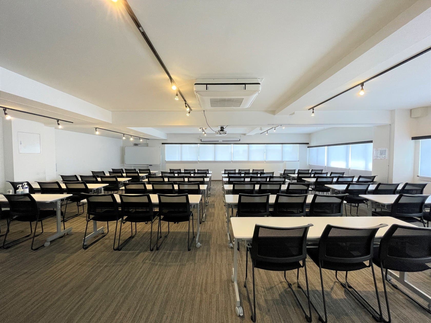 9B【 四谷三丁目駅 1分】室内設備・備品が充実♪WiFi無料！清掃・消毒で衛生面も安心♥便利な駅近会議室の写真4