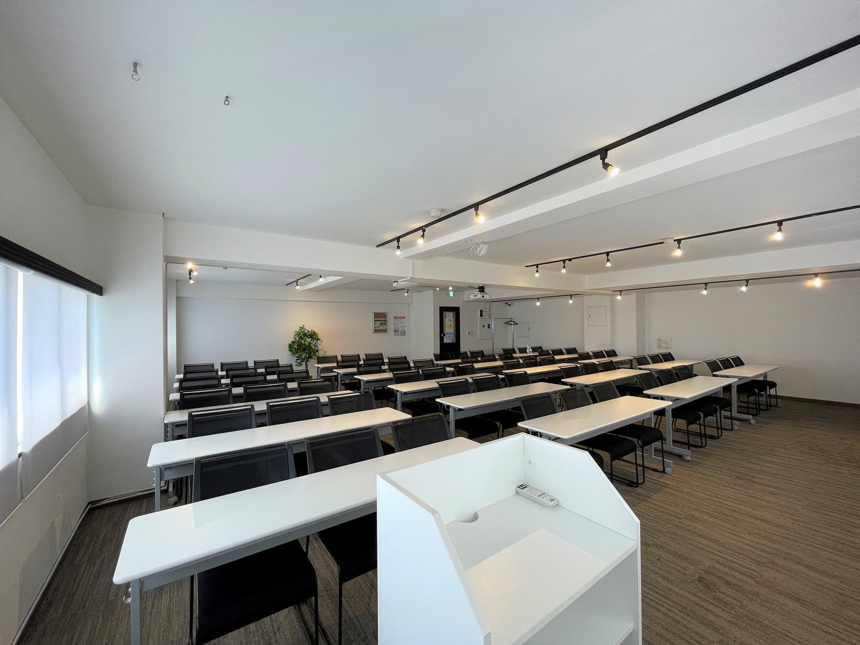 9B【 四谷三丁目駅 1分】室内設備・備品が充実♪WiFi無料！清掃・消毒で衛生面も安心♥便利な駅近会議室の写真6