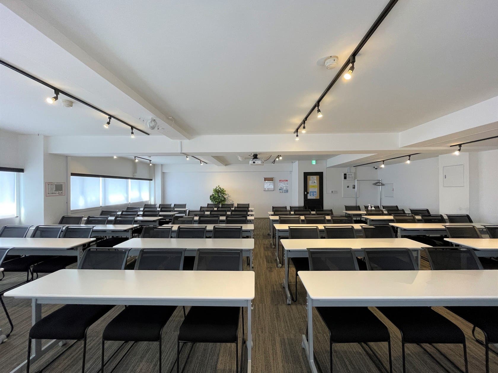 9B【 四谷三丁目駅 1分】室内設備・備品が充実♪WiFi無料！清掃・消毒で衛生面も安心♥便利な駅近会議室の写真1