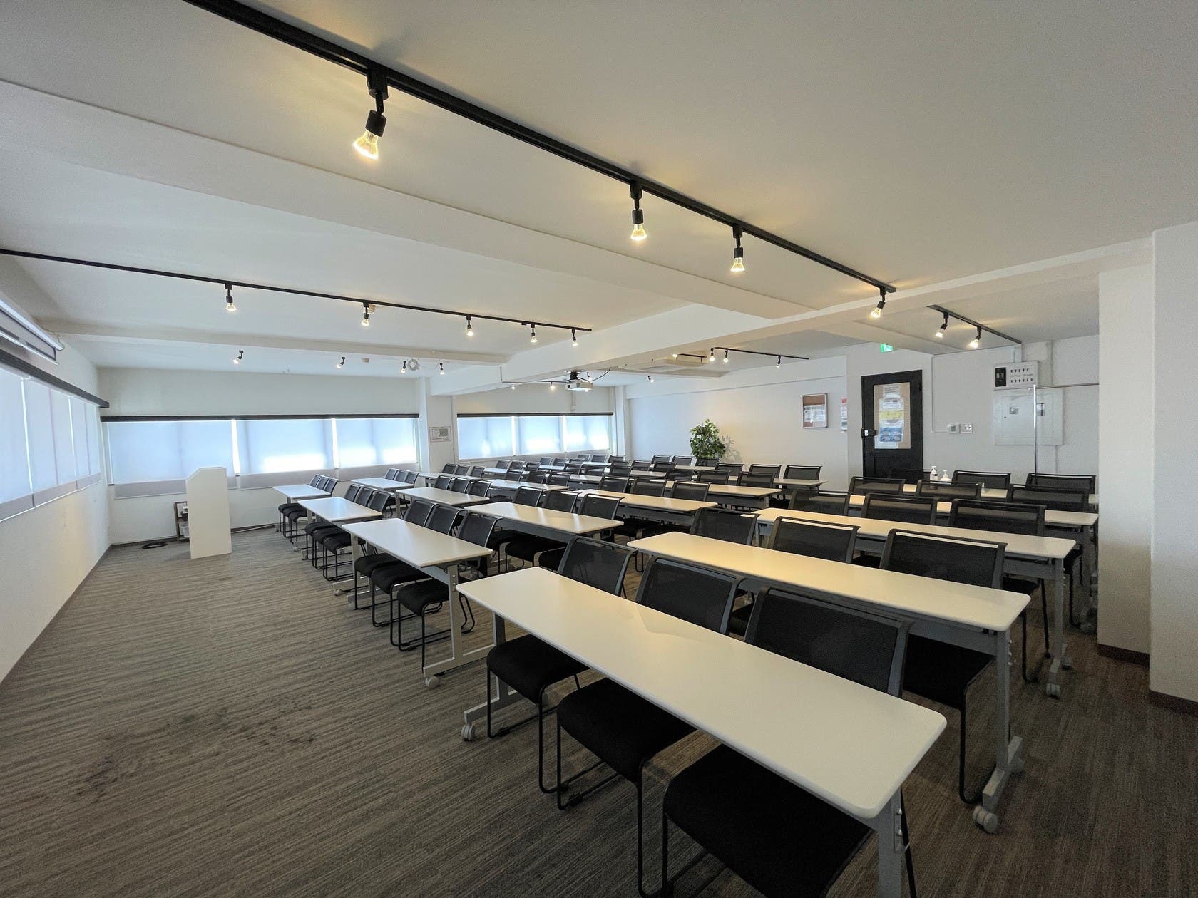 9B【 四谷三丁目駅 1分】室内設備・備品が充実♪WiFi無料！清掃・消毒で衛生面も安心♥便利な駅近会議室の写真2